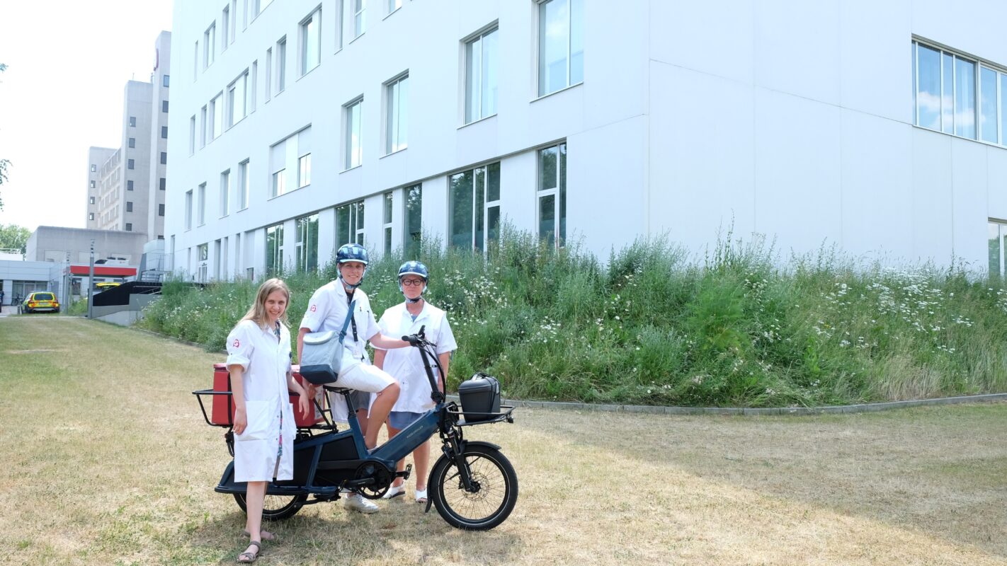 Laboranten A.S.Z. doen bloedafnames per fiets